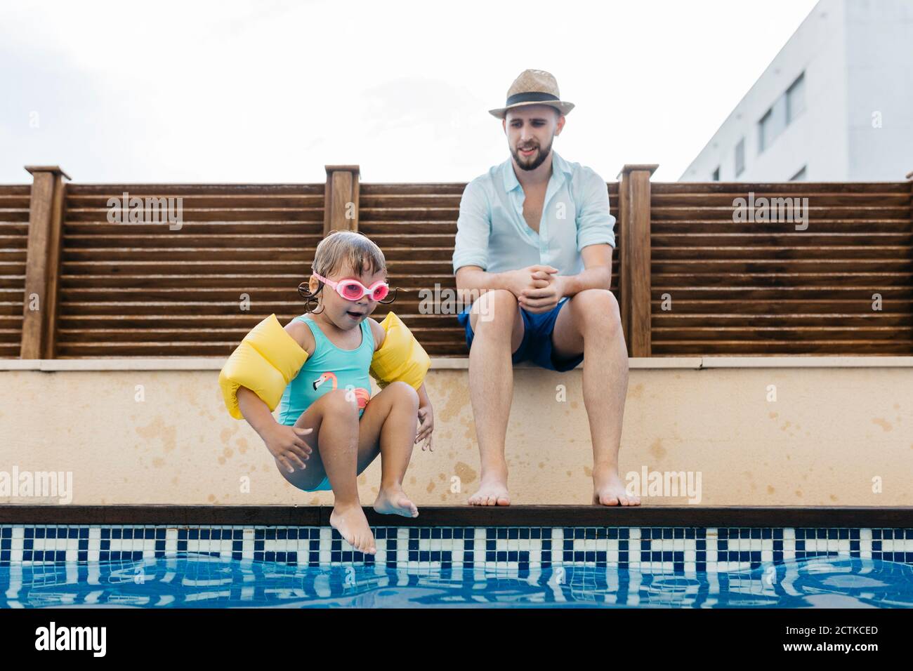 Zwei kinder springen ins wasser -Fotos und -Bildmaterial in hoher ...