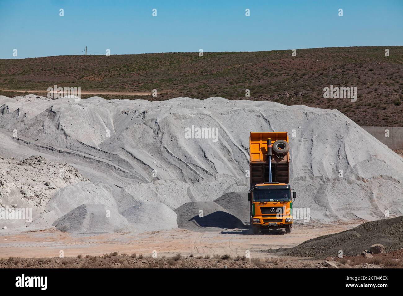 Mynaral/Kasachstan - April 23 2012: Blocklagerung von Rohstoffen in der ...