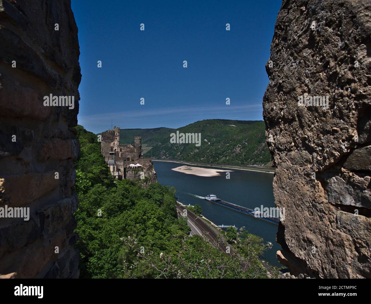 Romantik schloss burg rheinstein -Fotos und -Bildmaterial in hoher ...