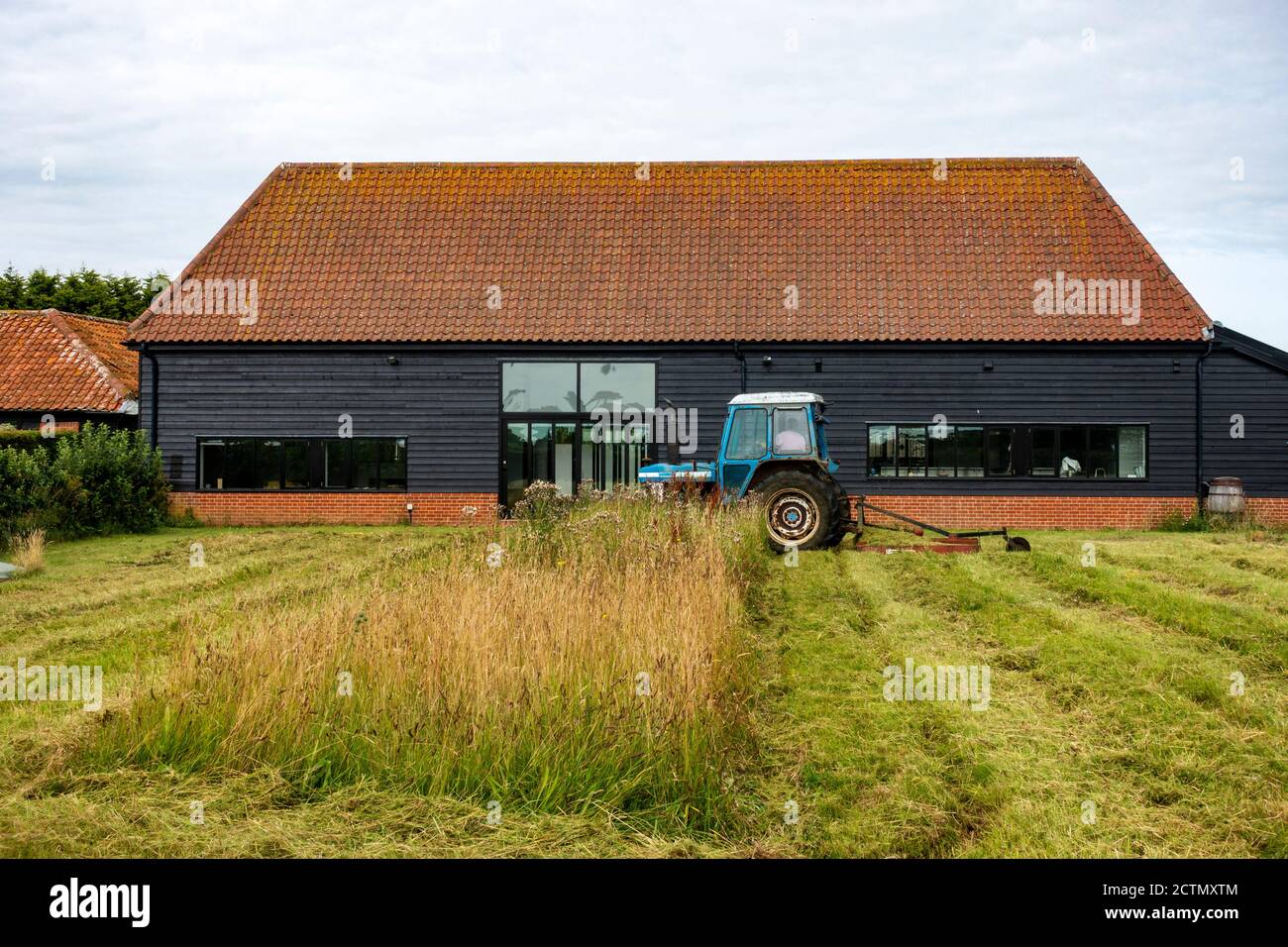 Wiesen mit scheune und traktor -Fotos und -Bildmaterial in hoher Auflösung – Alamy