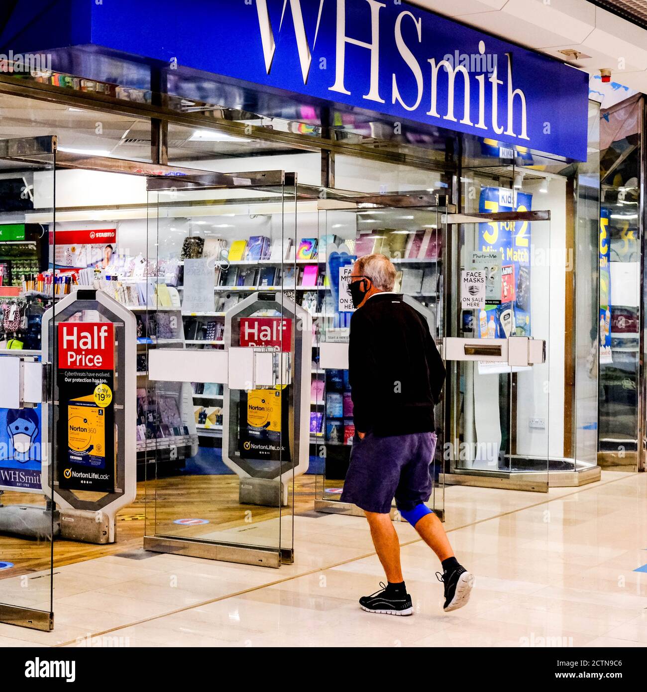 W.H.Smith Stationery High Street Retail Chain Shop Front und Logo ...