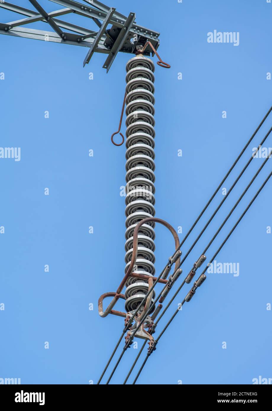 Eine einzelne Stromleitung Isolator auf Strom Pylon mit blauen Himmel ...