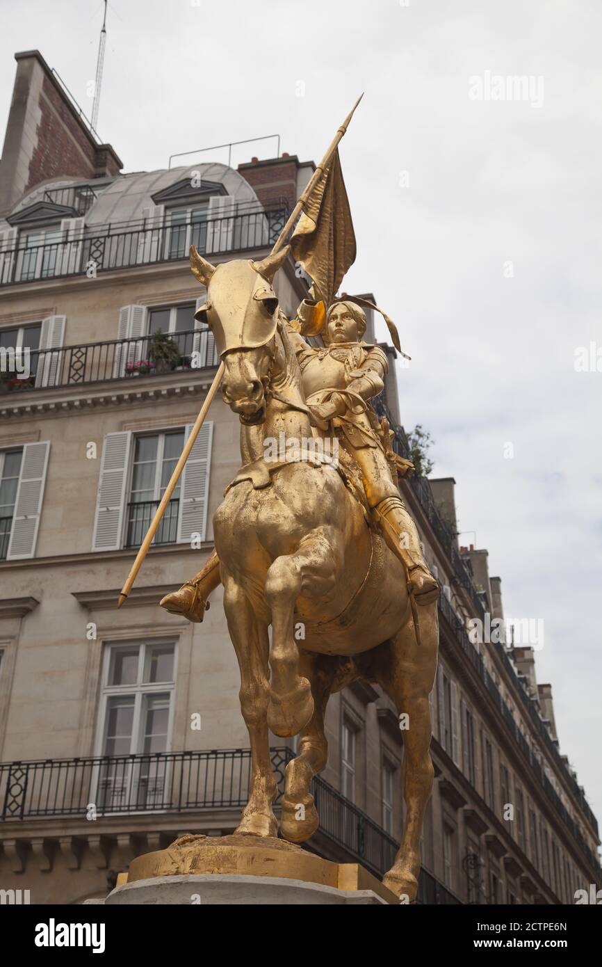 Joan of arc mit pferd und flagge -Fotos und -Bildmaterial in hoher ...