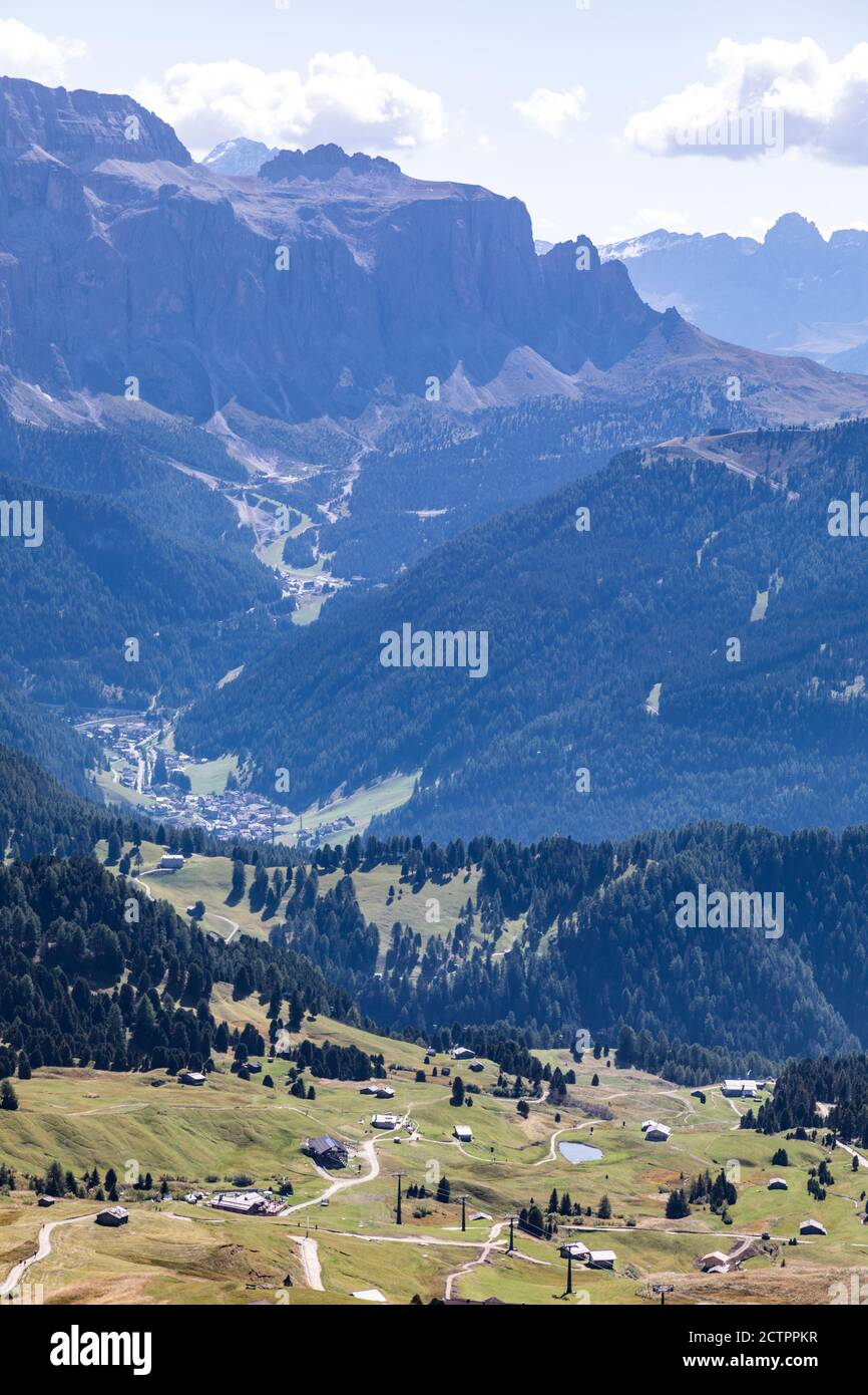 Blick von den Hängen des Col Raiser entlang des Grödnertales und den ...