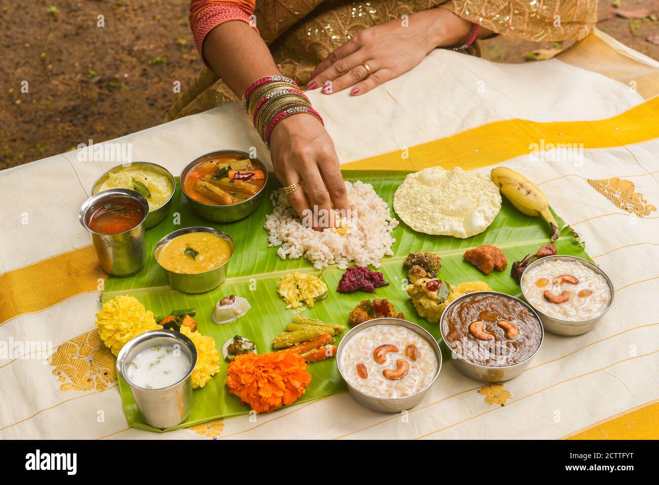 Onam sadhya, indische Frauen essen mit Hand gekochten Reis, serviert ...