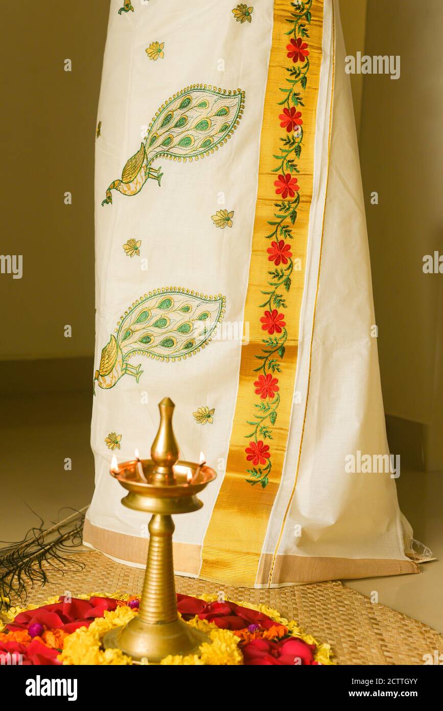 Traditionelle weiße Seide Sari / Saree mit goldenen Details, Frau ...