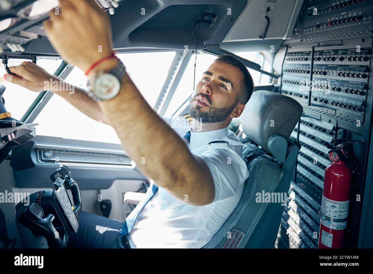 Der Pilot des Flugzeuges, der seine Cockpit-Instrumente vorher ...