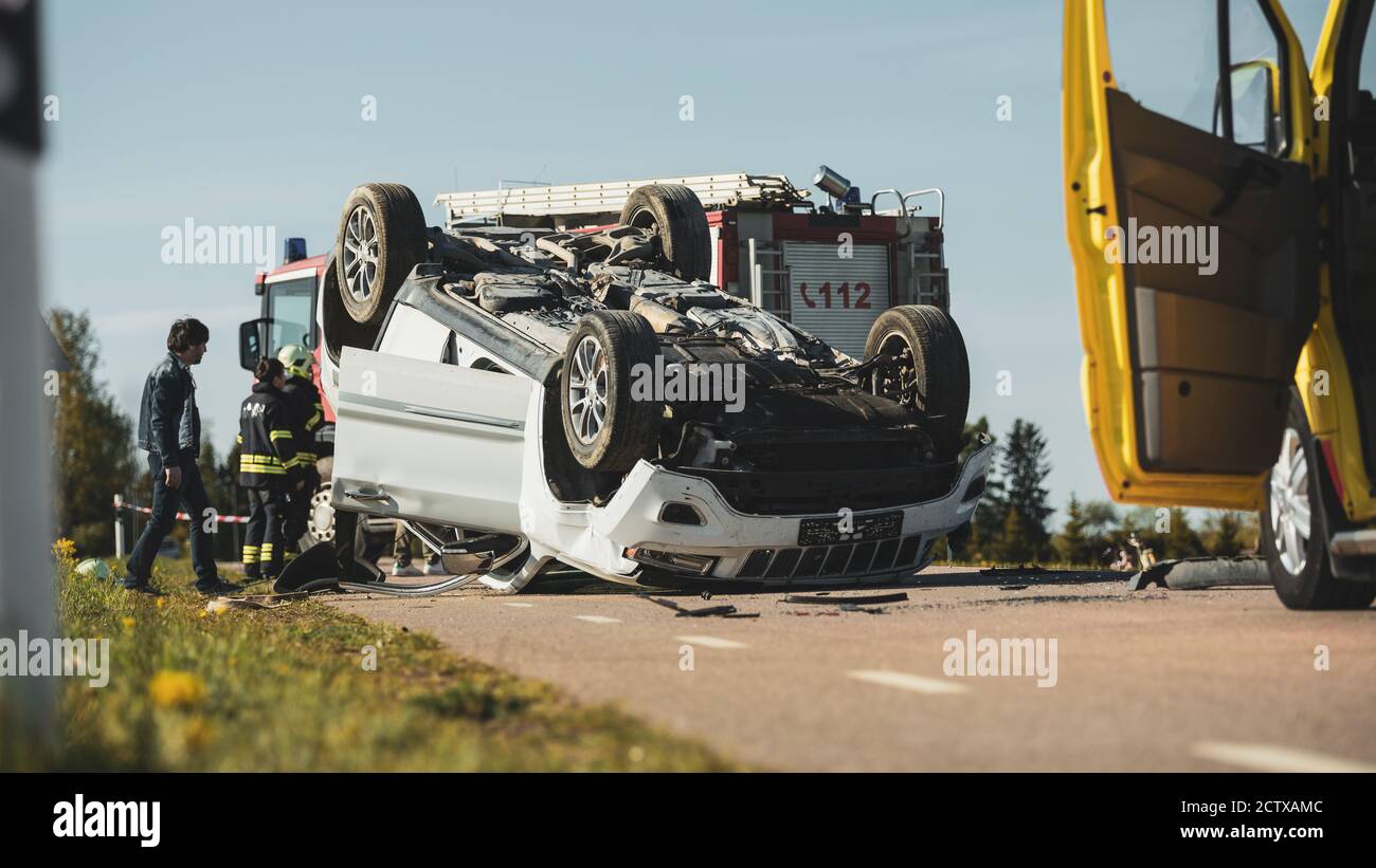Rettungsteam der Feuerwehrleute kommen auf dem Auto Crash Verkehr ...