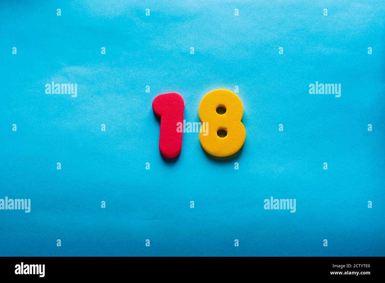 18 Jahre alt feiert klassisches Logo. Farbige Happy Anniversary 18 ...