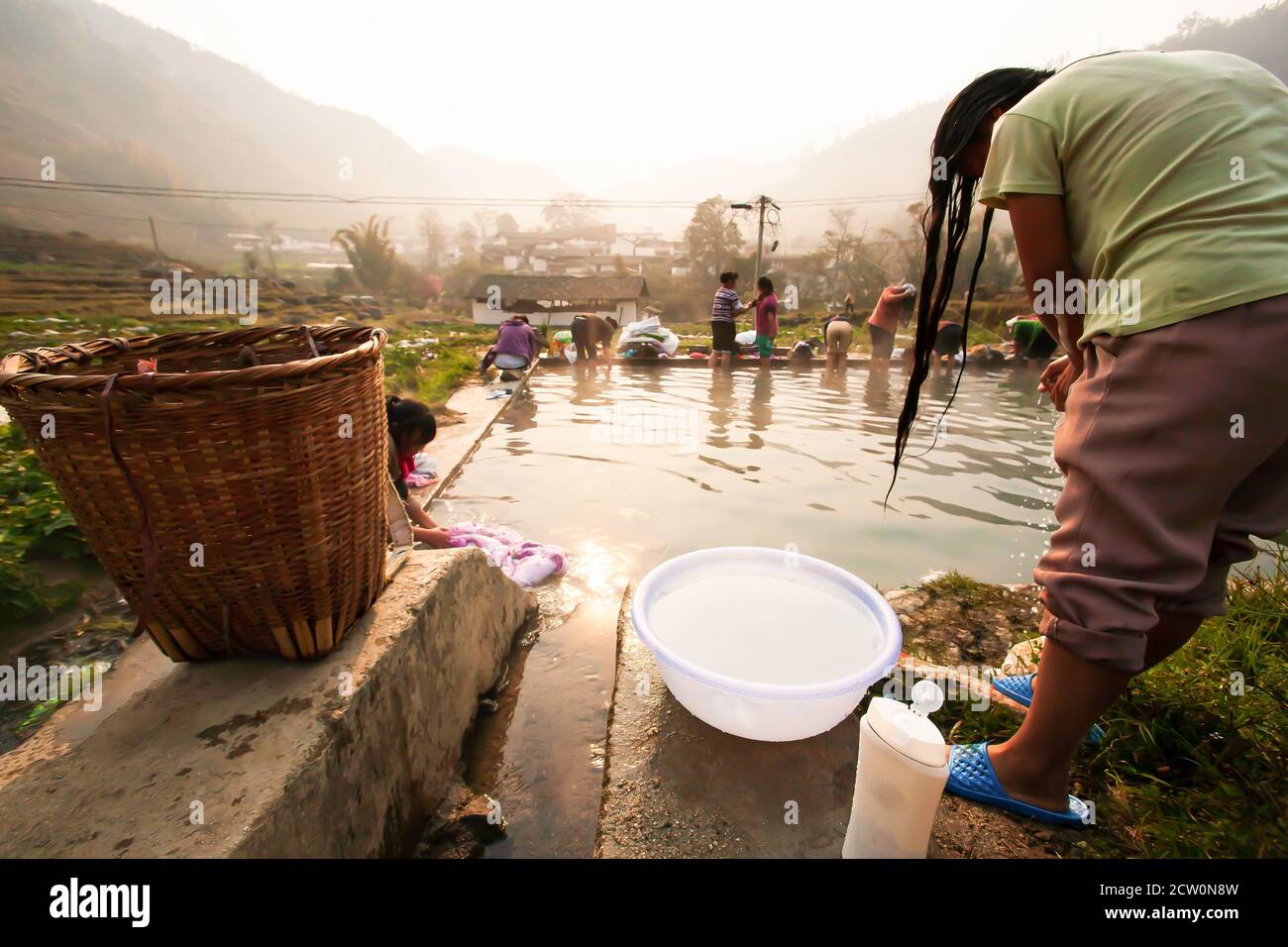 Duschende frauen -Fotos und -Bildmaterial in hoher Auflösung – Alamy