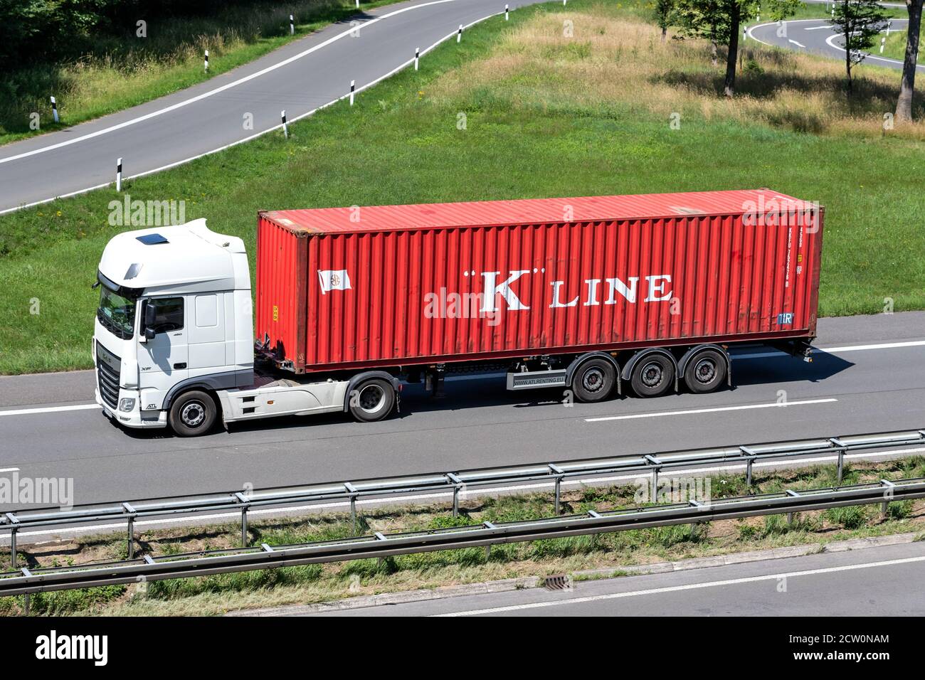 DAF XF LKW mit „K“ Line Container auf der Autobahn Stockfotografie - Alamy
