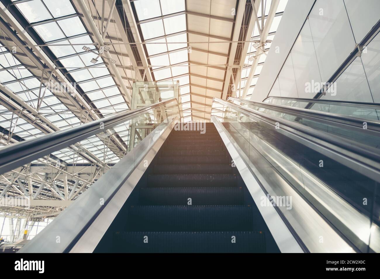 Doppeltreppe geht nach oben. Aufstieg Treppe Rolltreppe. Boden ...