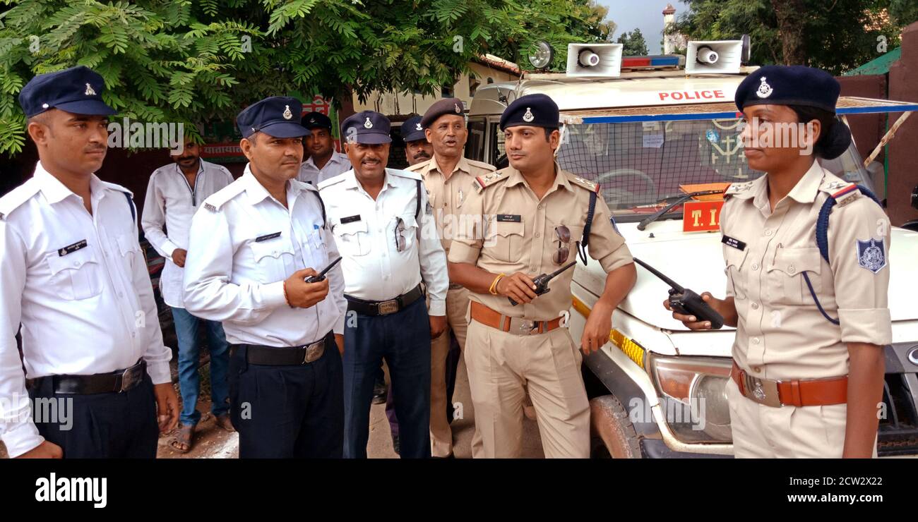 DISTRIKT KATNI, INDIEN - 17. SEPTEMBER 2019: Indian Traffic Police ...