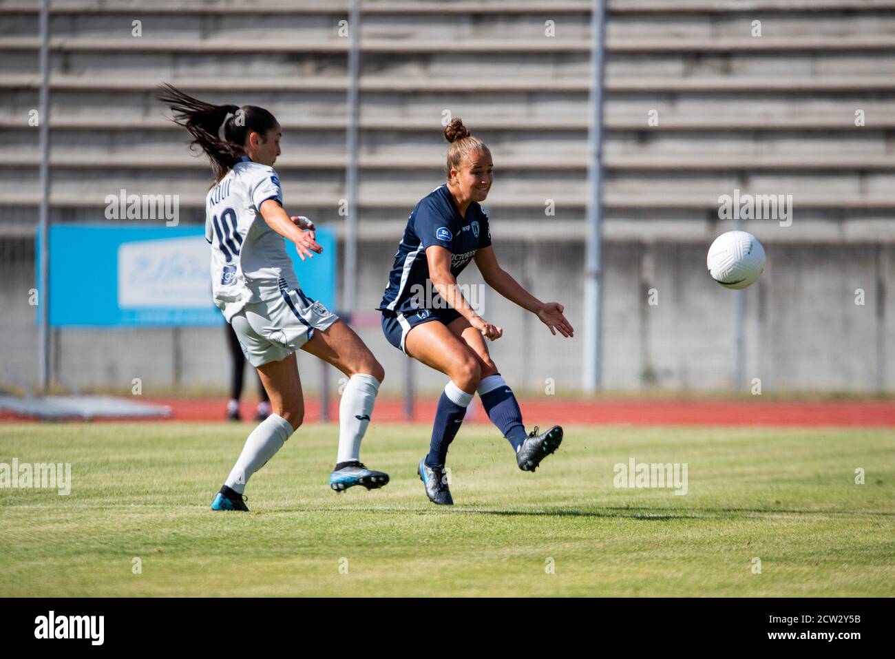 Sylia Koui von Le Havre AC und Thea Greboval von Paris FC Kampf um den ...