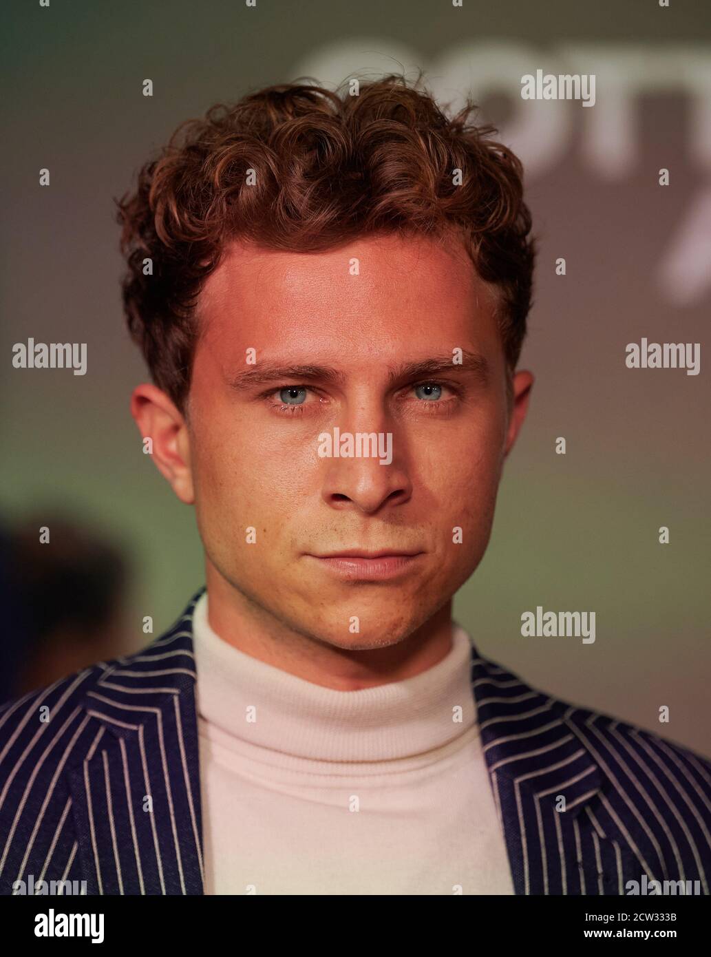 Köln, Deutschland. September 2020. Der Schauspieler Max Hubacher steht auf dem roten Teppich bei ...