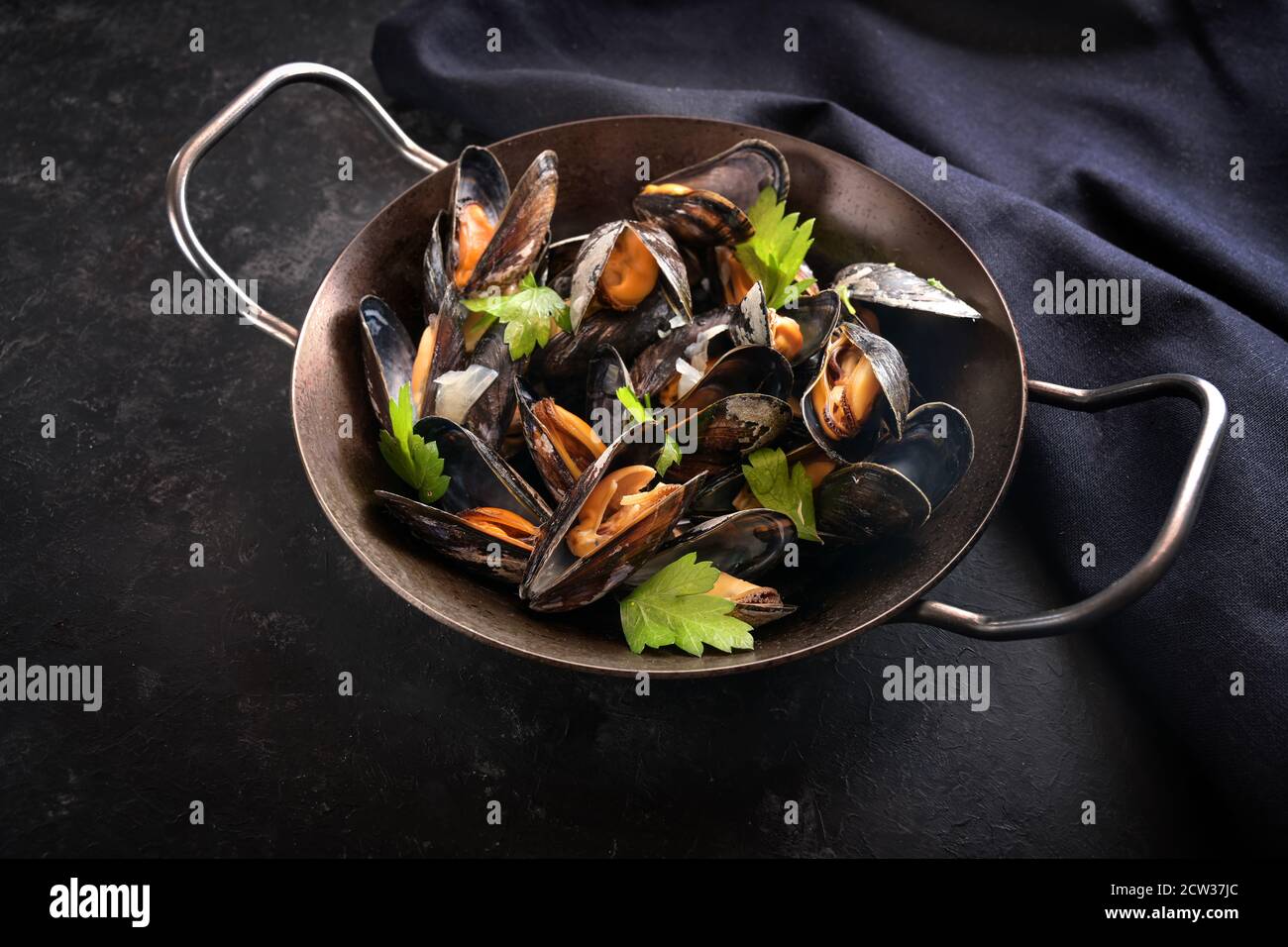 Muscheln essen -Fotos und -Bildmaterial in hoher Auflösung – Alamy