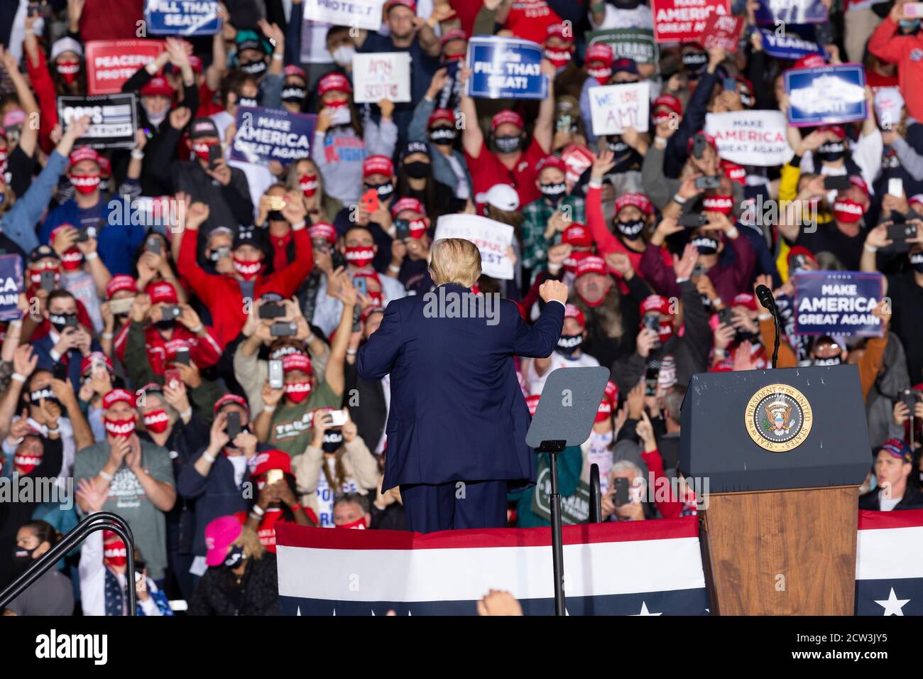 Präsident trump begrüßt unterstützer -Fotos und -Bildmaterial in hoher ...