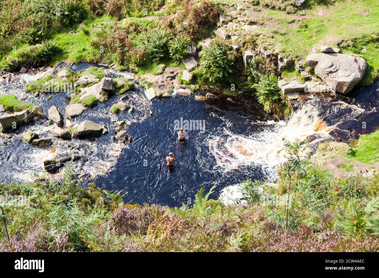 People swimming under waterfall -Fotos und -Bildmaterial in hoher ...