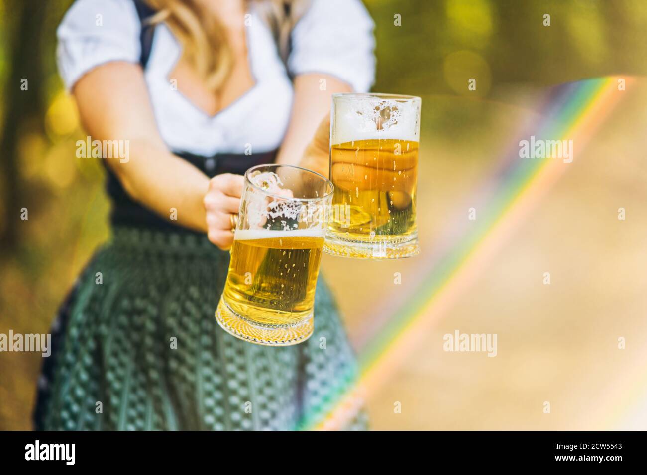 Mã£â¤dchen Im Traditionellen Dirndl Stockfotos und -bilder Kaufen - Alamy