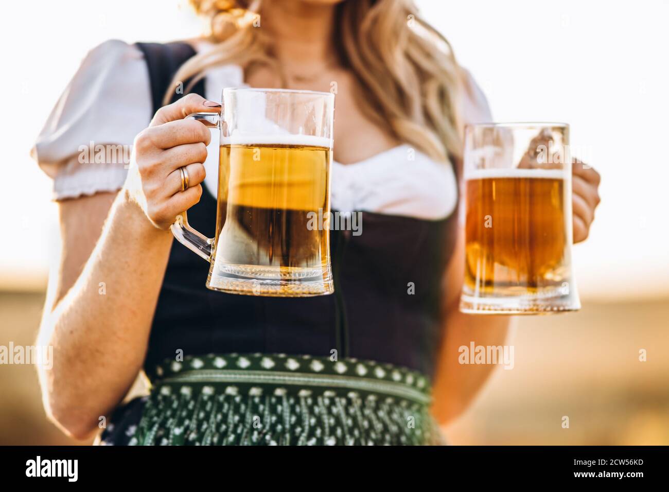 Oktoberfest dirndl blonde in -Fotos und -Bildmaterial in hoher ...