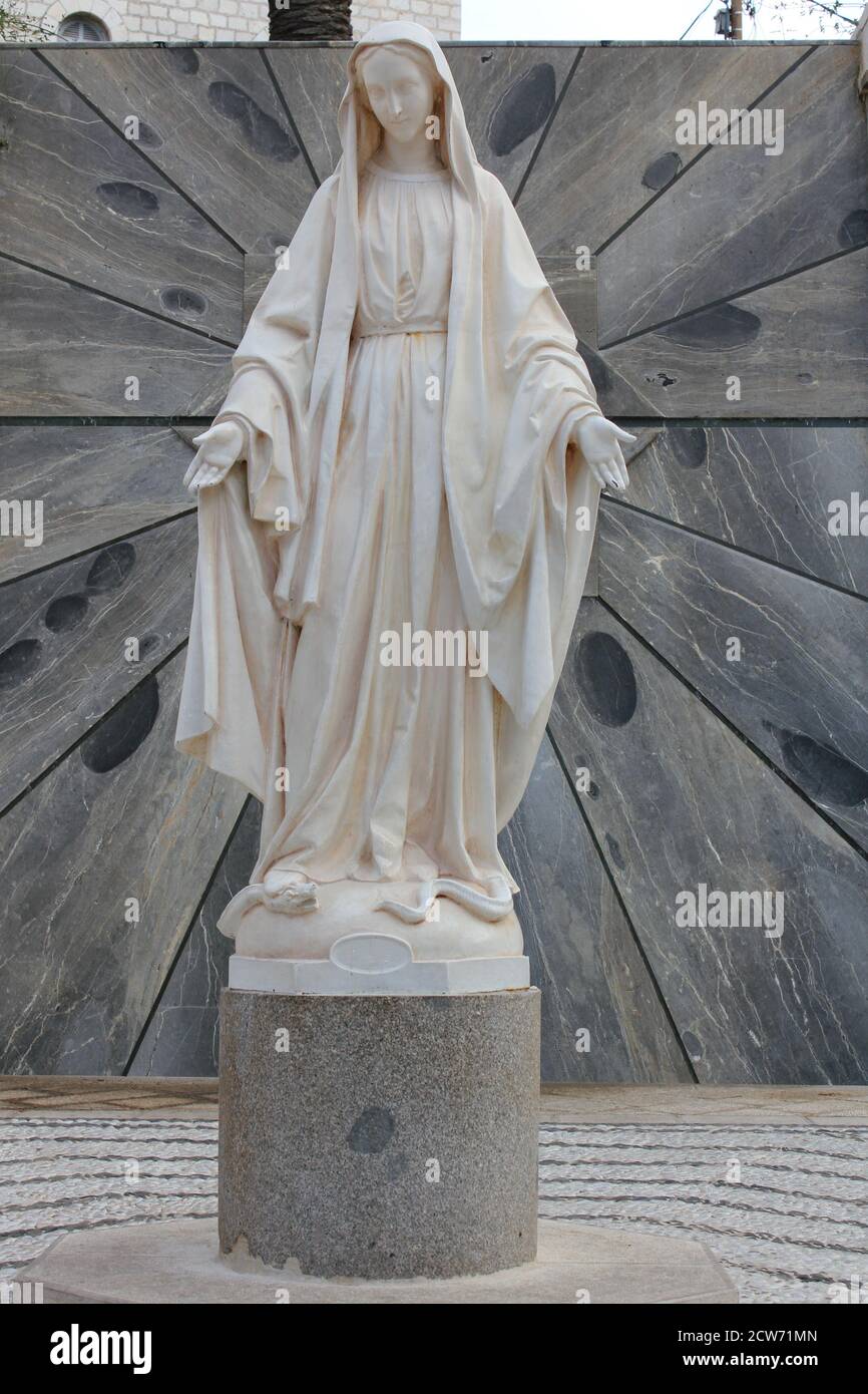Statue virgin mary church israel -Fotos und -Bildmaterial in hoher ...