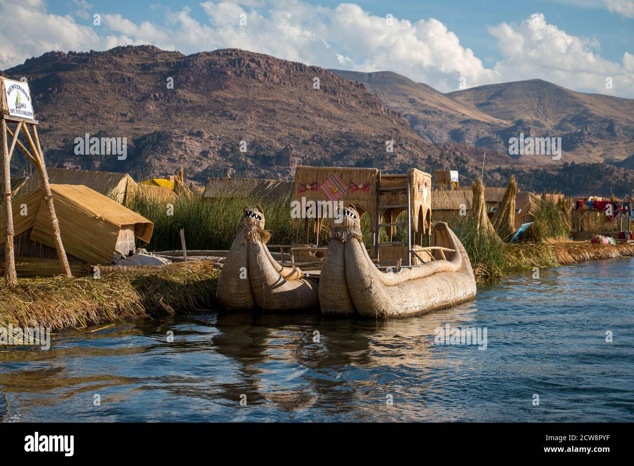 Boote in den Uros Schwimmende Inseln im Titicacasee, Peru ...