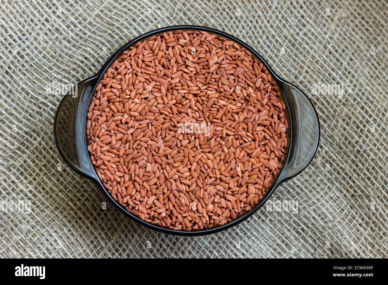 Usbekischer Reis devzira zum Kochen Pilaf in einer runden Tasse auf dem ...