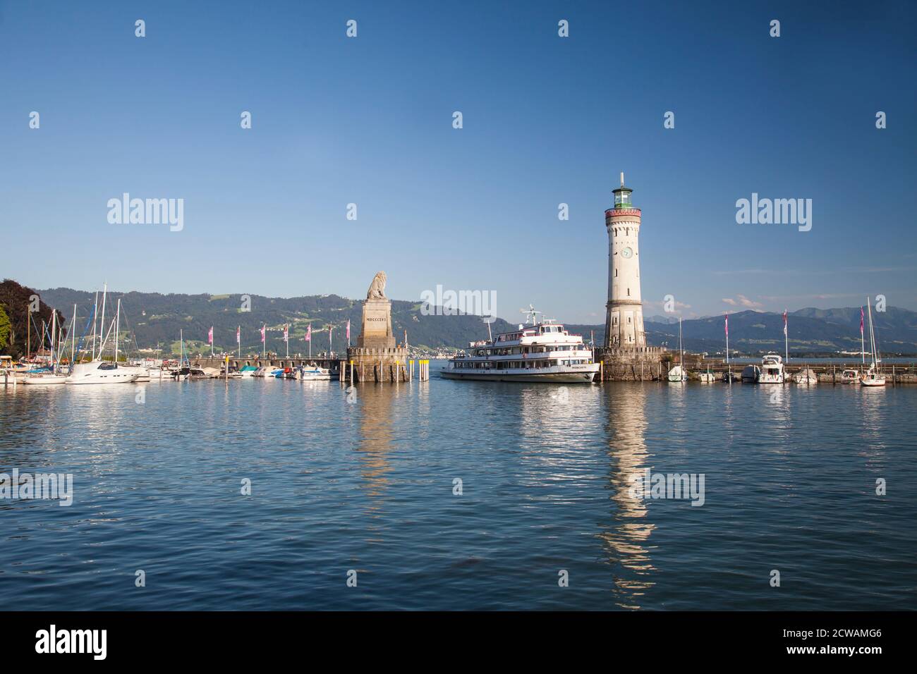 Neuer Lindau Leuchtturm und bayerischer Löwe an der Hafeneinfahrt, Hafen, Lindau Insel, Lindau ...