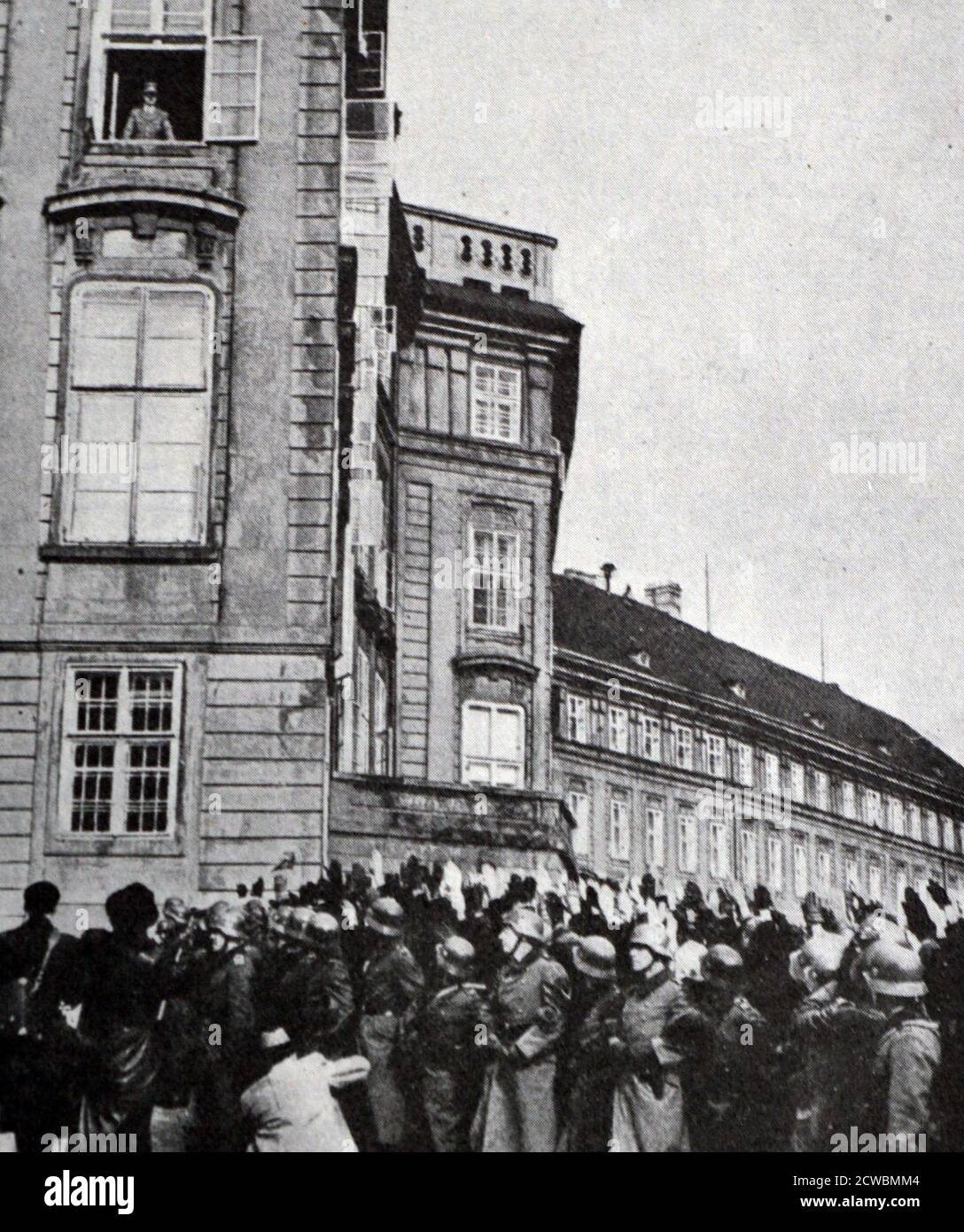 Schwarz-Weiß-Foto von Hitler auf der Prager Burg in einem Fenster Blick ...