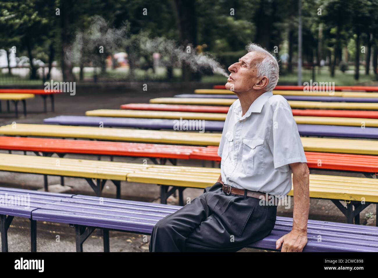 Ältere Erwachsene Männer rauchen Zigarette im Freien im Stadtpark Beim ...