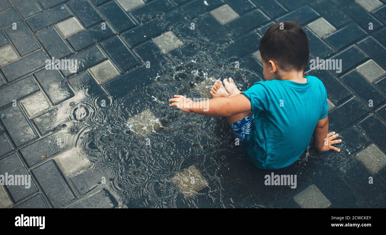 Kinder nasse kleider -Fotos und -Bildmaterial in hoher Auflösung – Alamy