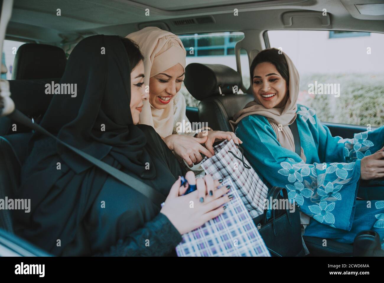 Arab Women Shopping Stockfotos und -bilder Kaufen - Alamy