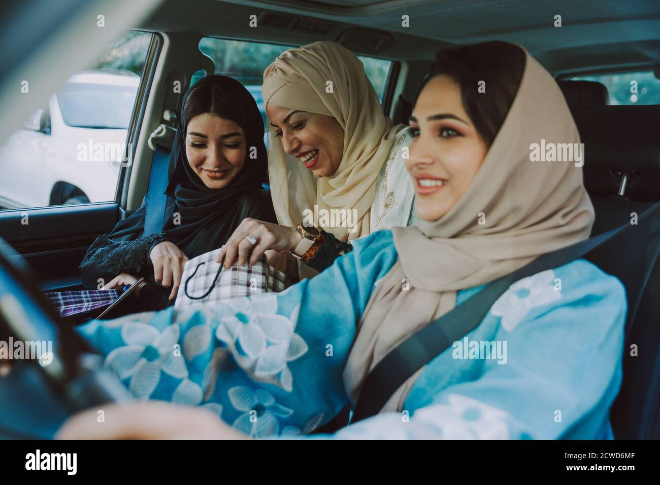 Arab Women Shopping Stockfotos und -bilder Kaufen - Alamy