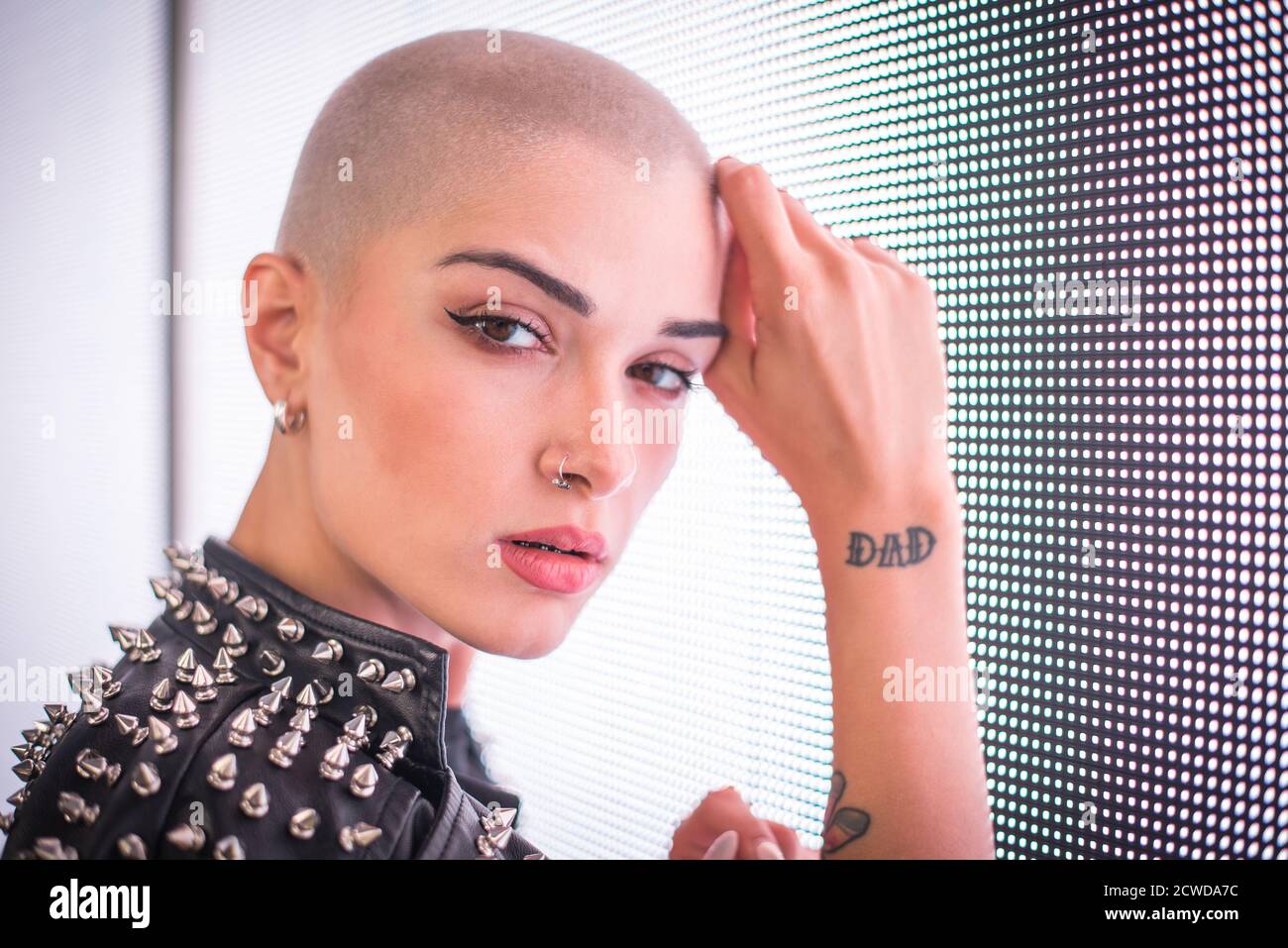 Shaved head teenager -Fotos und -Bildmaterial in hoher Auflösung – Alamy