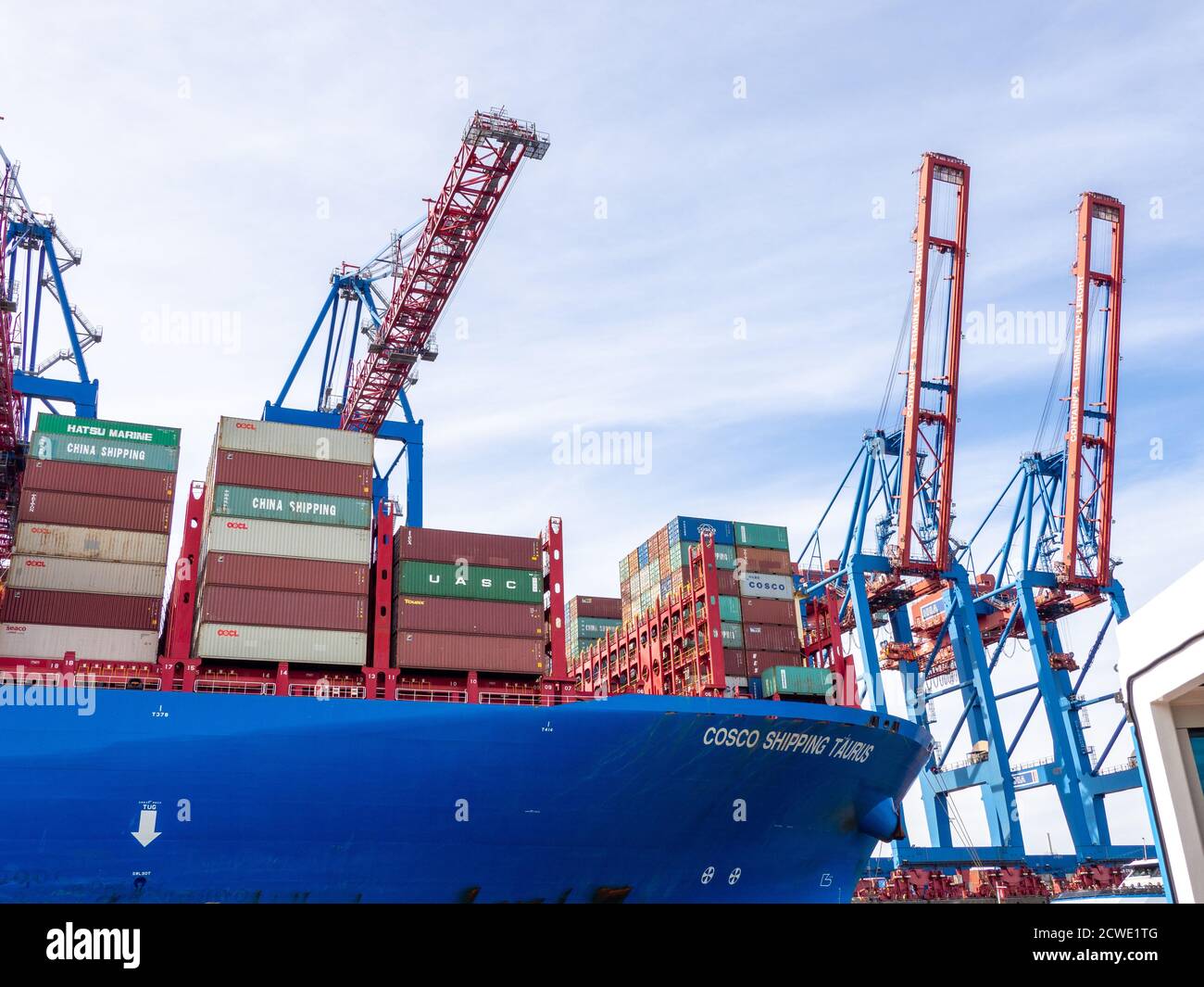Im Hamburger Hafen gibt es ein riesiges Blau Containerschiff mit ...
