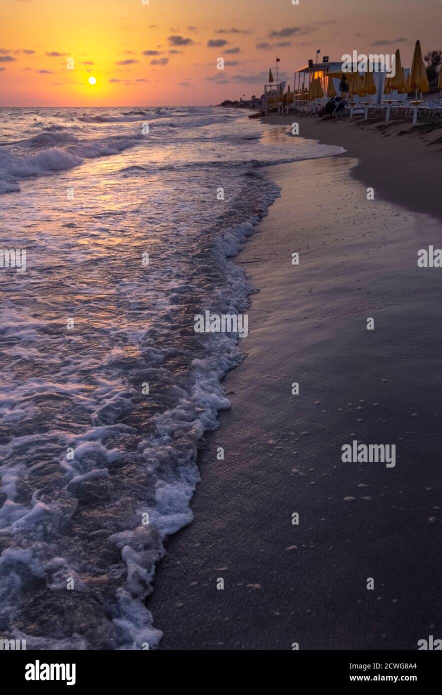 Sommerzeit: Sonnenuntergang am Strand. Torre Mozza Beach ist einer der ...