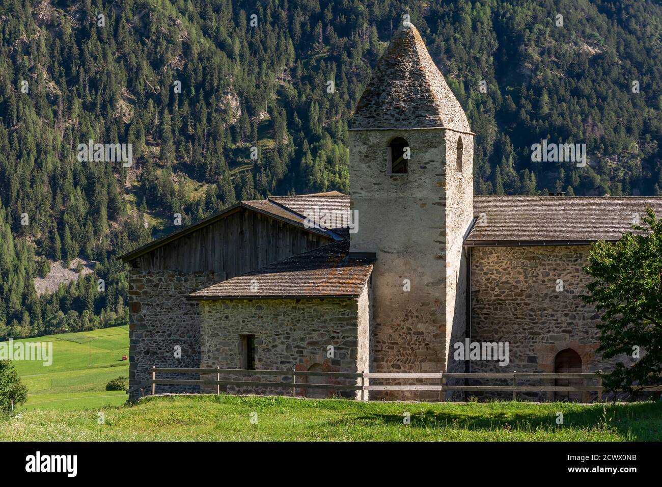 Die alte Kirche St. Johann in Taufers im Münstertal, Südtirol, Italien ...