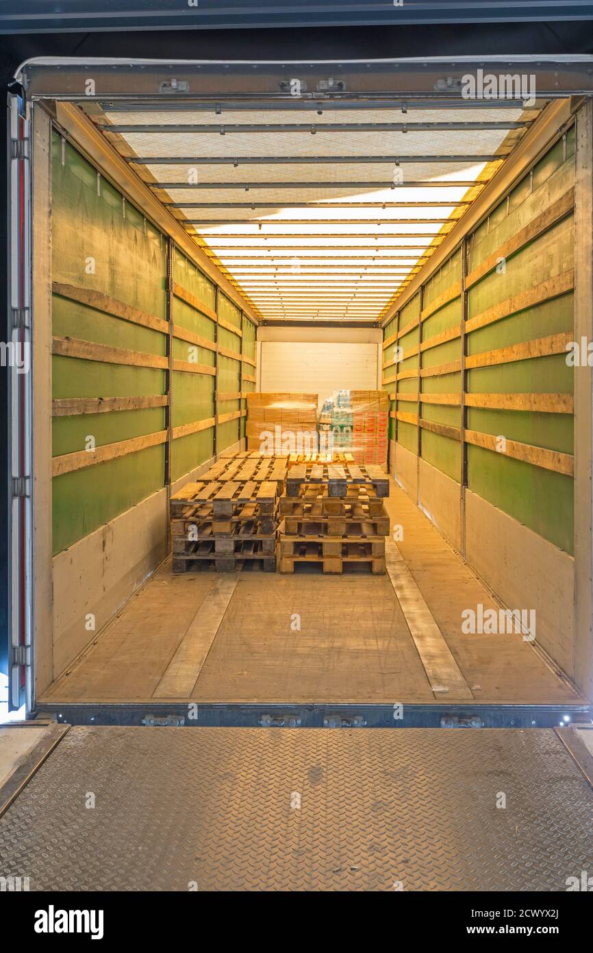 Innenraum des LKW-Anhängers mit Cargo-Paletten Stockfotografie - Alamy