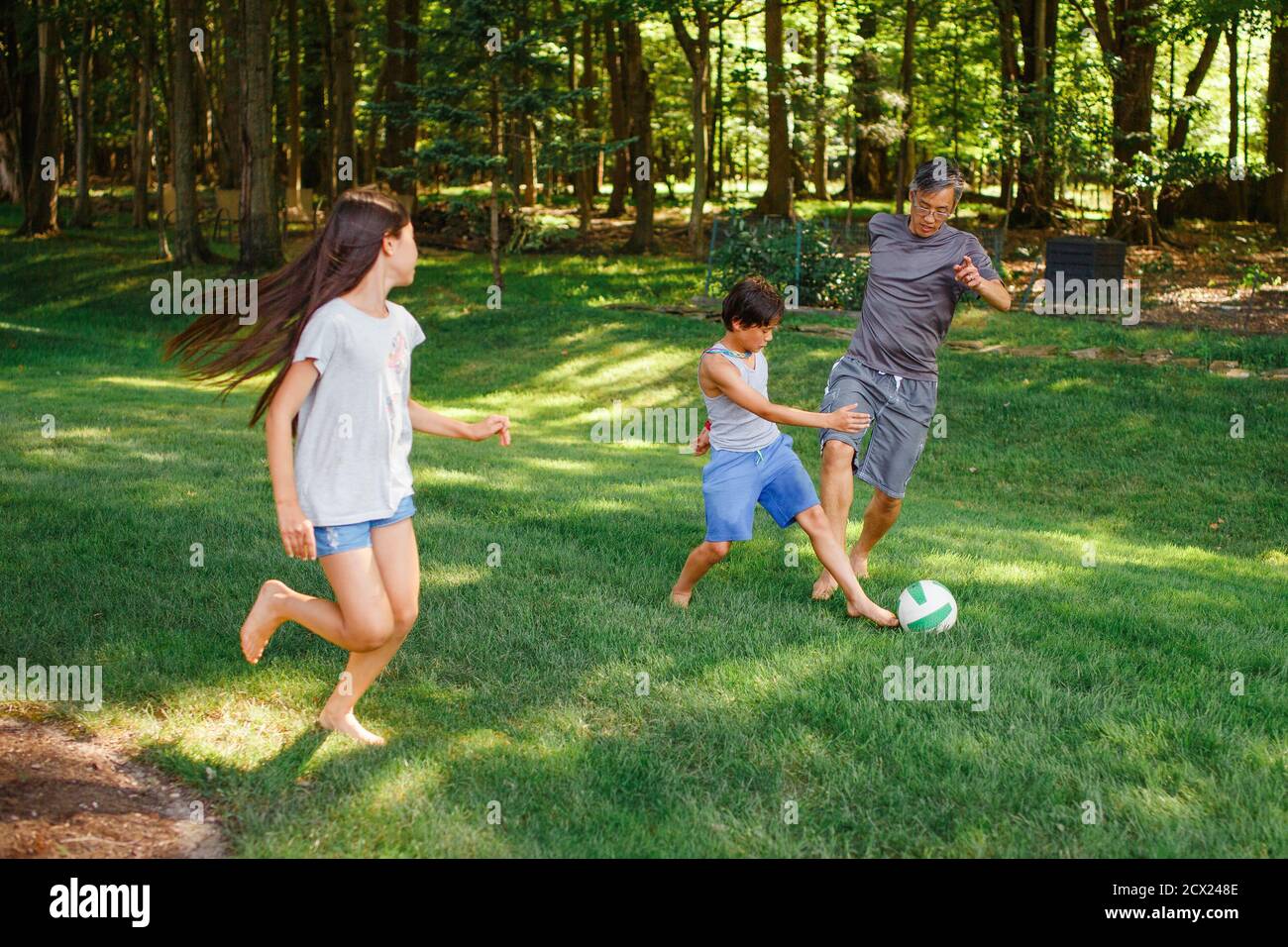 Mädchen fußball barfuß -Fotos und -Bildmaterial in hoher Auflösung – Alamy