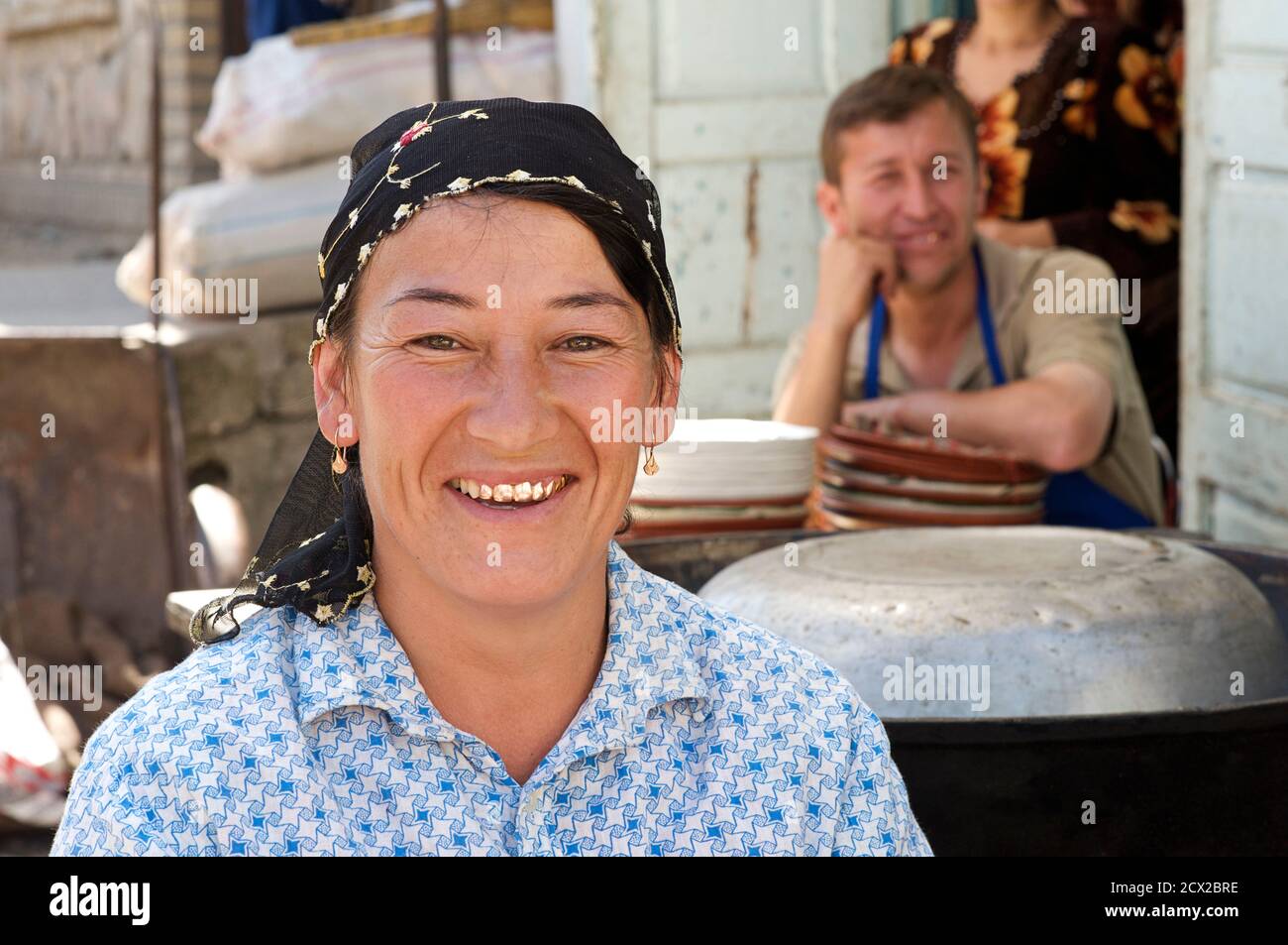 Usbekische Frau In Unverwechselbarer Usbekischer Kleidung Stockfotos und -bilder Kaufen - Alamy