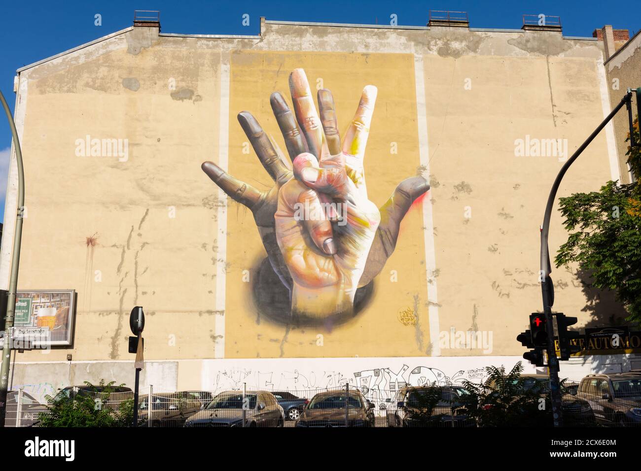 Unter der Hand ein kunstvolles Fassadengemälde von Case Maclaim ...