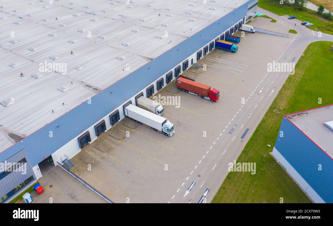 Luftaufnahme der Industriellen Lager Laderampe, wo viele Lkw mit ...