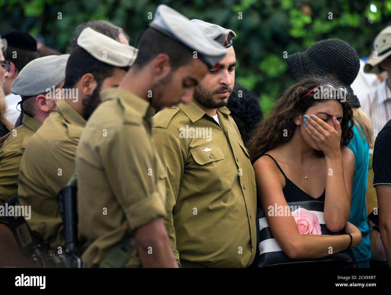 Israeli soldier cries during funeral -Fotos und -Bildmaterial in hoher ...