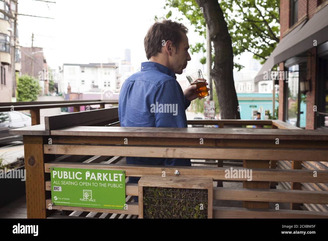 Public parklet -Fotos und -Bildmaterial in hoher Auflösung – Alamy