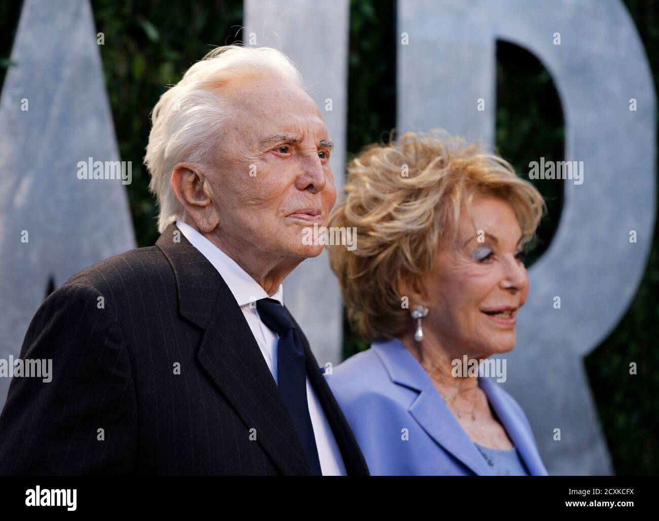 Kirk douglas anne kirk douglas -Fotos und -Bildmaterial in hoher Auflösung – Alamy