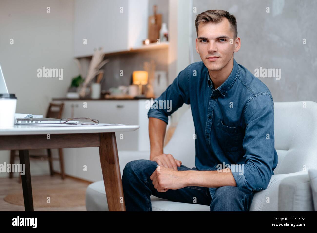 Mann Sitzen Stockfotos und -bilder Kaufen - Alamy