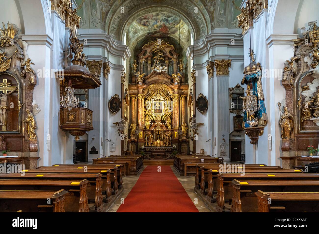 Innenraum der barocken Pfarrkirche Mariahilfer Kirche in Wien ...