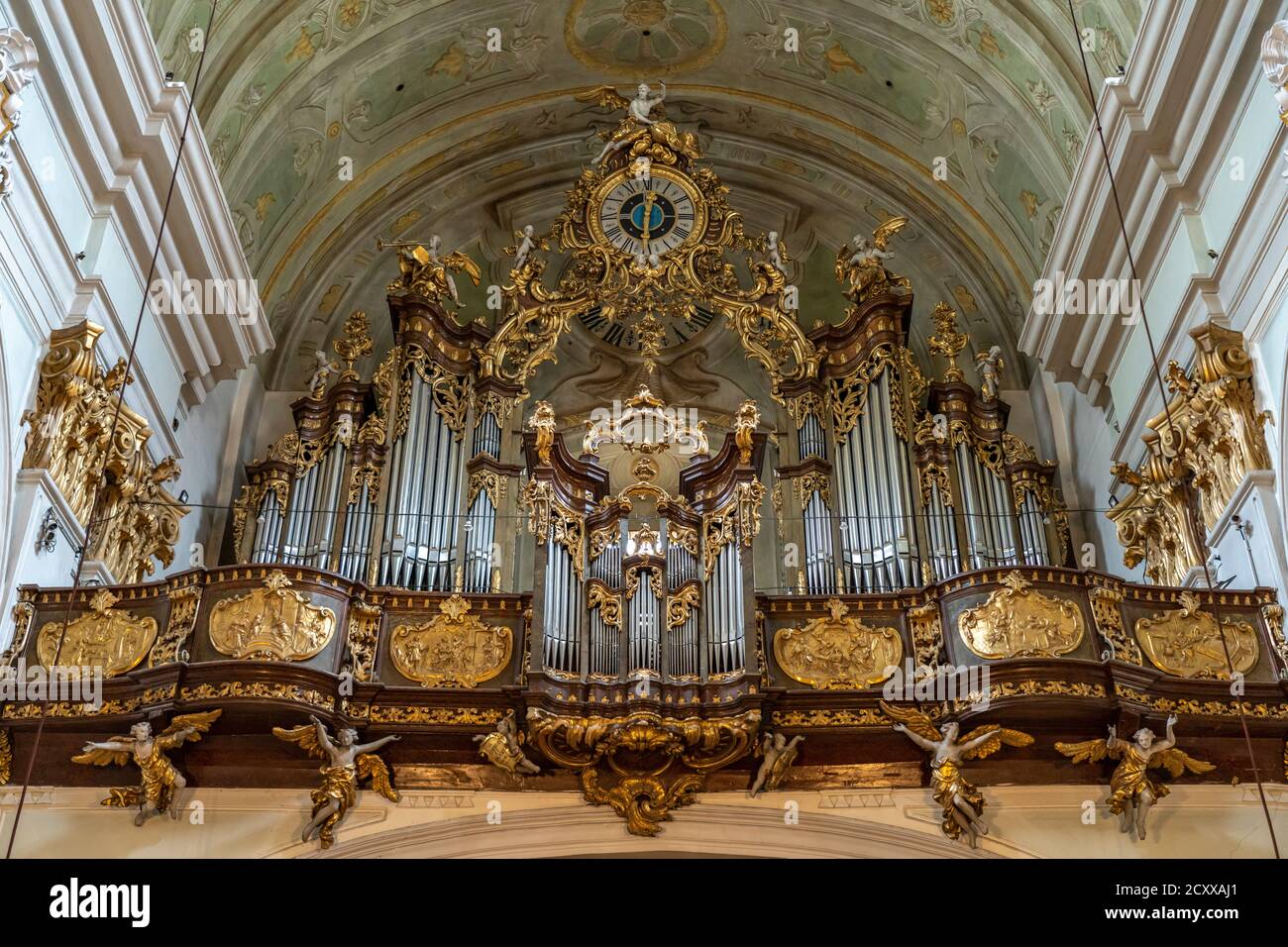 Kirchenorgel der barocken Pfarrkirche Mariahilfer Kirche in Wien ...