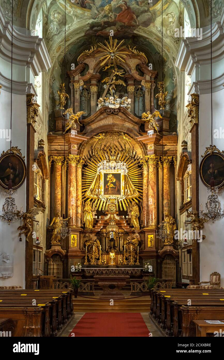 Altar der barocken Pfarrkirche Mariahilfer Kirche in Wien, Österreich ...