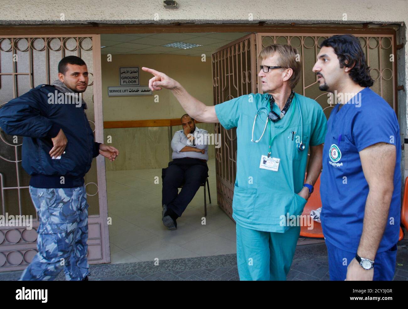 Professor Mads Gilbert (2. R) von Norwegen Gesten, wie er an einen ...